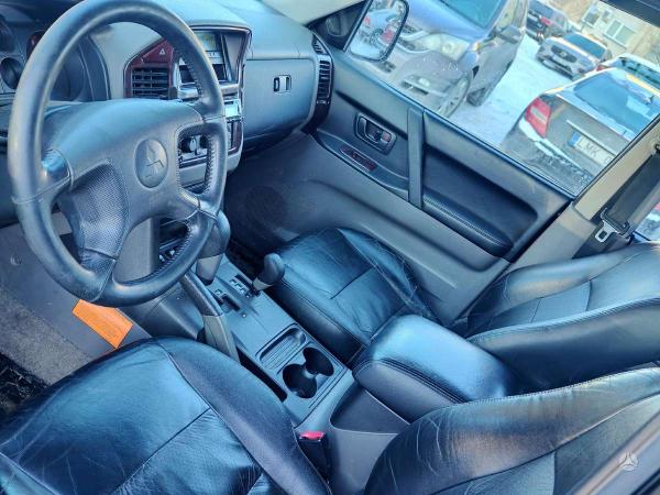 Melns Mitsubishi Pajero 2001 Viļņa, ar dzinēja tilpumu 3.20 L un nobraukumu 260 tūkst. km par 3250 €, foto 8 vietnē AUTOMOTO.COM.LV