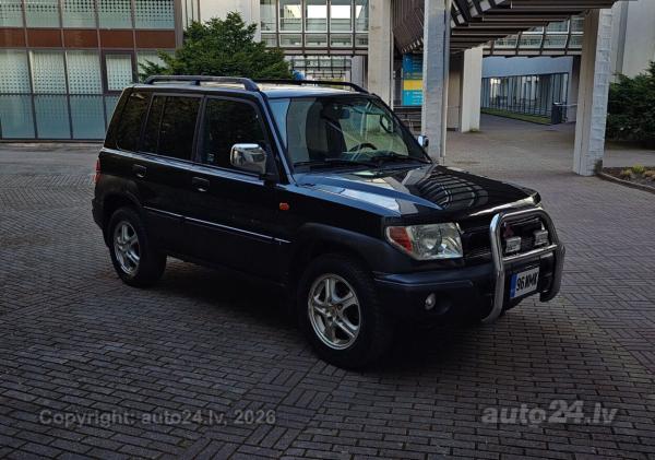 Black Mitsubishi Pajero 2001 in Sindi, with an engine capacity of 2.00 L and mileage of 147 thousand km for 3800 €, photo 8 on AUTOMOTO.COM.LV