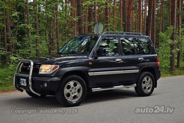 Black Mitsubishi Pajero 2001 in Parnu, with an engine capacity of 2.00 L and mileage of 200 thousand km for 3500 €, photo 1 on AUTOMOTO.COM.LV