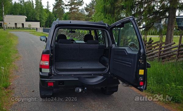 Black Mitsubishi Pajero 2001 in Parnu, with an engine capacity of 2.00 L and mileage of 200 thousand km for 3500 €, photo 8 on AUTOMOTO.COM.LV