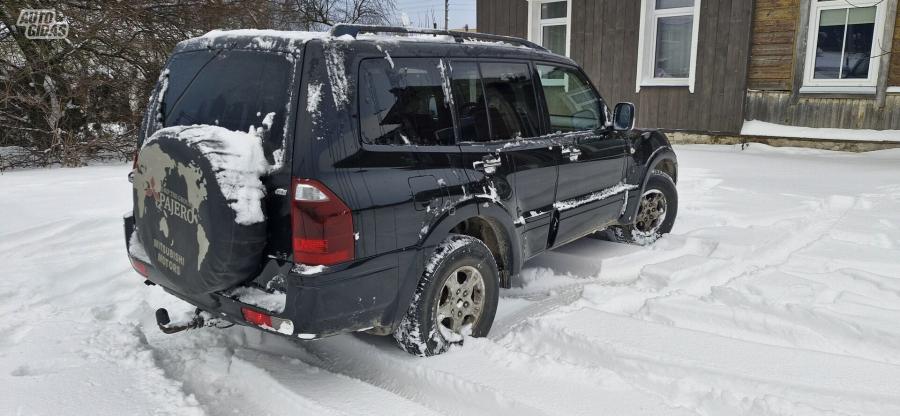 Black Mitsubishi Pajero 2003 in Vilnius, with an engine capacity of 3.50 L and mileage of 247 thousand km for 2700 €, photo 4 on AUTOMOTO.COM.LV