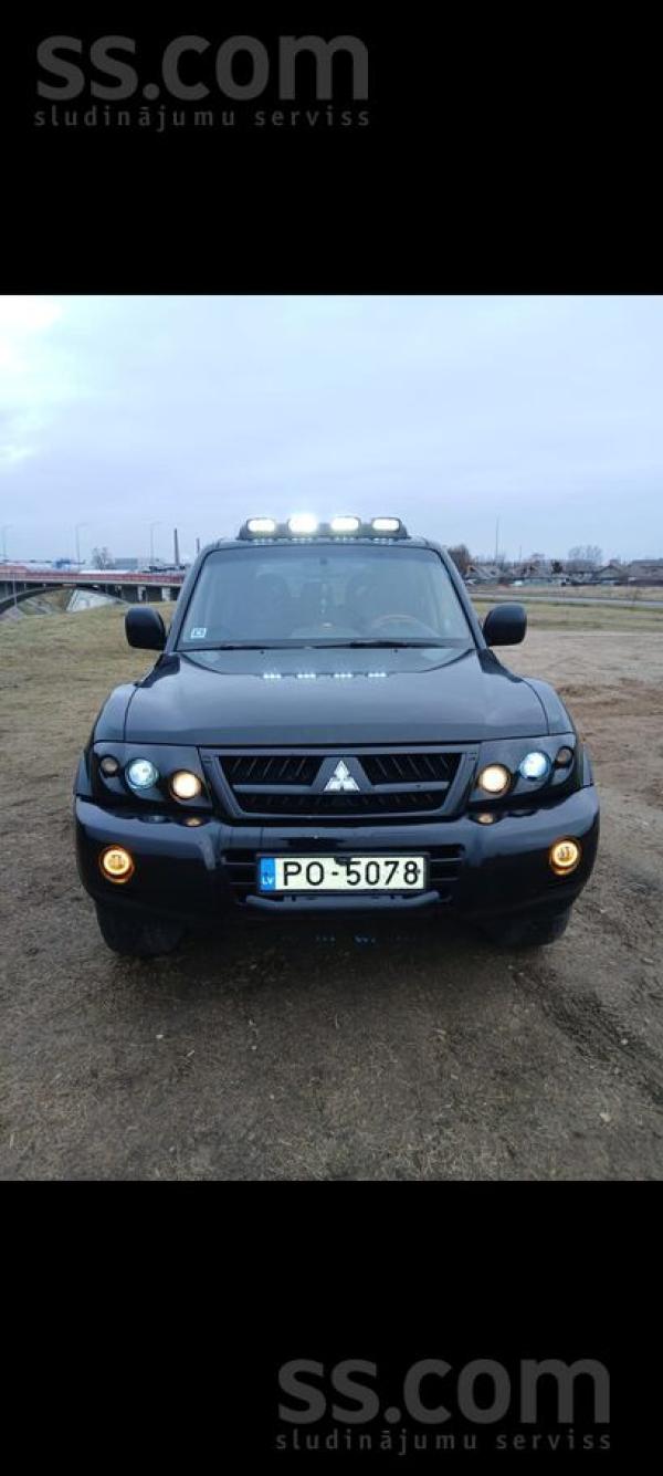 Black Mitsubishi Pajero 2004 in Daugavpils, with an engine capacity of 3.20 L and mileage of 303 thousand km for 4600 €, photo 1 on AUTOMOTO.COM.LV