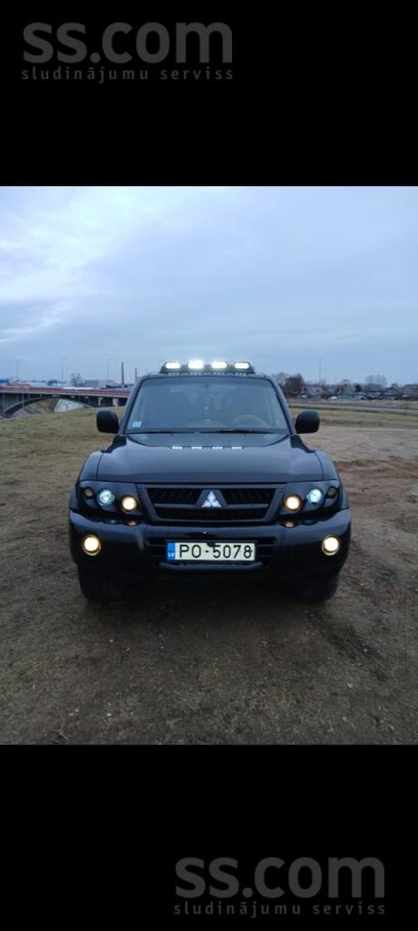Black Mitsubishi Pajero 2004 in Daugavpils, with an engine capacity of 3.20 L and mileage of 303 thousand km for 4600 €, photo 2 on AUTOMOTO.COM.LV