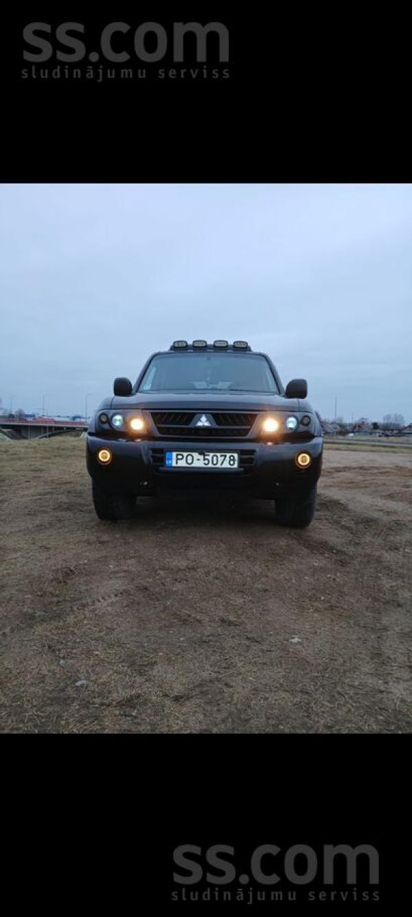 Black Mitsubishi Pajero 2004 in Daugavpils, with an engine capacity of 3.20 L and mileage of 303 thousand km for 4600 €, photo 3 on AUTOMOTO.COM.LV