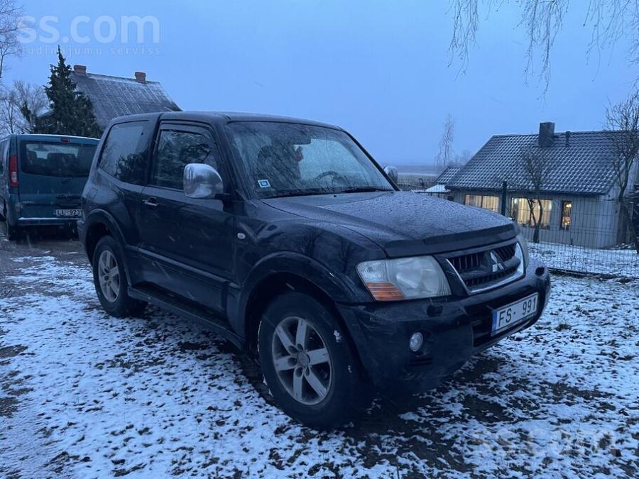 Black Mitsubishi Pajero 2005 in Daugavpils, with an engine capacity of 3.20 L and mileage of 209 thousand km for 3500 €, photo 1 on AUTOMOTO.COM.LV