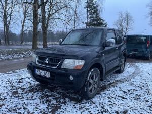 Black Mitsubishi Pajero 2005 in Daugavpils, with an engine capacity of 3.20 L and mileage of 209 thousand km for 3500 €, photo 2 on AUTOMOTO.COM.LV
