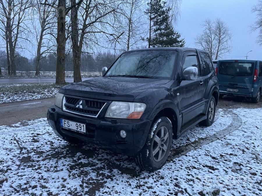 Black Mitsubishi Pajero 2005 in Daugavpils, with an engine capacity of 3.20 L and mileage of 209 thousand km for 3500 €, photo 2 on AUTOMOTO.COM.LV