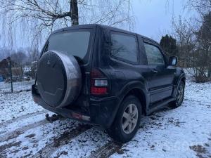 Black Mitsubishi Pajero 2005 in Daugavpils, with an engine capacity of 3.20 L and mileage of 209 thousand km for 3500 €, photo 3 on AUTOMOTO.COM.LV