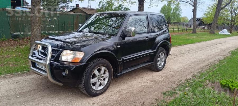 Black Mitsubishi Pajero 2005 in Riga, with an engine capacity of 3.20 L and mileage of 304 thousand km for 4300 €, photo 1 on AUTOMOTO.COM.LV