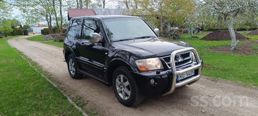 Black Mitsubishi Pajero 2005 in Riga, with an engine capacity of 3.20 L and mileage of 304 thousand km for 4300 €, photo 3 on AUTOMOTO.COM.LV
