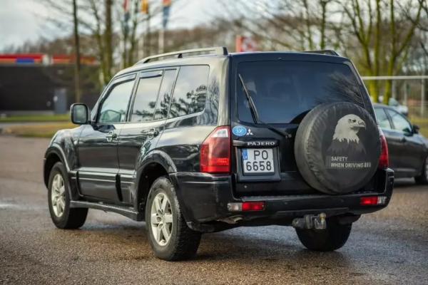Black Mitsubishi Pajero 2005 in Liepaja, with an engine capacity of 3.20 L and mileage of 206 thousand km for 4800 €, photo 2 on AUTOMOTO.COM.LV
