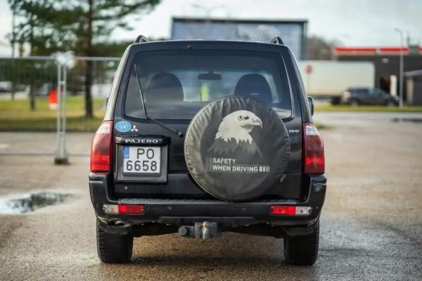 Black Mitsubishi Pajero 2005 in Liepaja, with an engine capacity of 3.20 L and mileage of 206 thousand km for 4800 €, photo 3 on AUTOMOTO.COM.LV