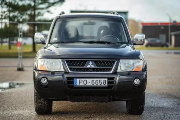 Black Mitsubishi Pajero 2005 in Liepaja, with an engine capacity of 3.20 L and mileage of 206 thousand km for 4800 €, photo 6 on AUTOMOTO.COM.LV
