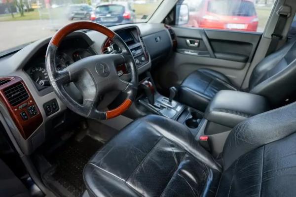 Black Mitsubishi Pajero 2005 in Liepaja, with an engine capacity of 3.20 L and mileage of 206 thousand km for 4800 €, photo 8 on AUTOMOTO.COM.LV