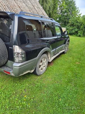Melns Mitsubishi Pajero 2005 Kuresāre, ar dzinēja tilpumu 3.20 L un nobraukumu 329 tūkst. km par 2900 €, foto 4 vietnē AUTOMOTO.COM.LV