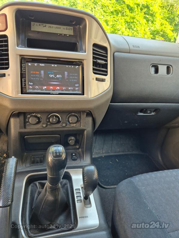 Black Mitsubishi Pajero 2005 in Kuressaare, with an engine capacity of 3.20 L and mileage of 329 thousand km for 2900 €, photo 6 on AUTOMOTO.COM.LV