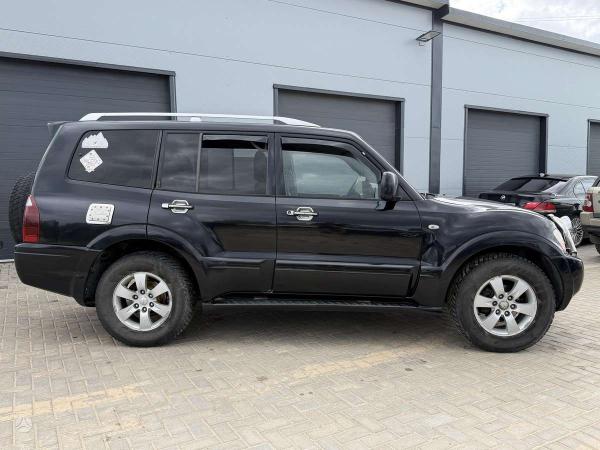 Melns Mitsubishi Pajero 2005 Viļņa, ar dzinēja tilpumu 3.20 L un nobraukumu 323 tūkst. km par 2650 €, foto 2 vietnē AUTOMOTO.COM.LV