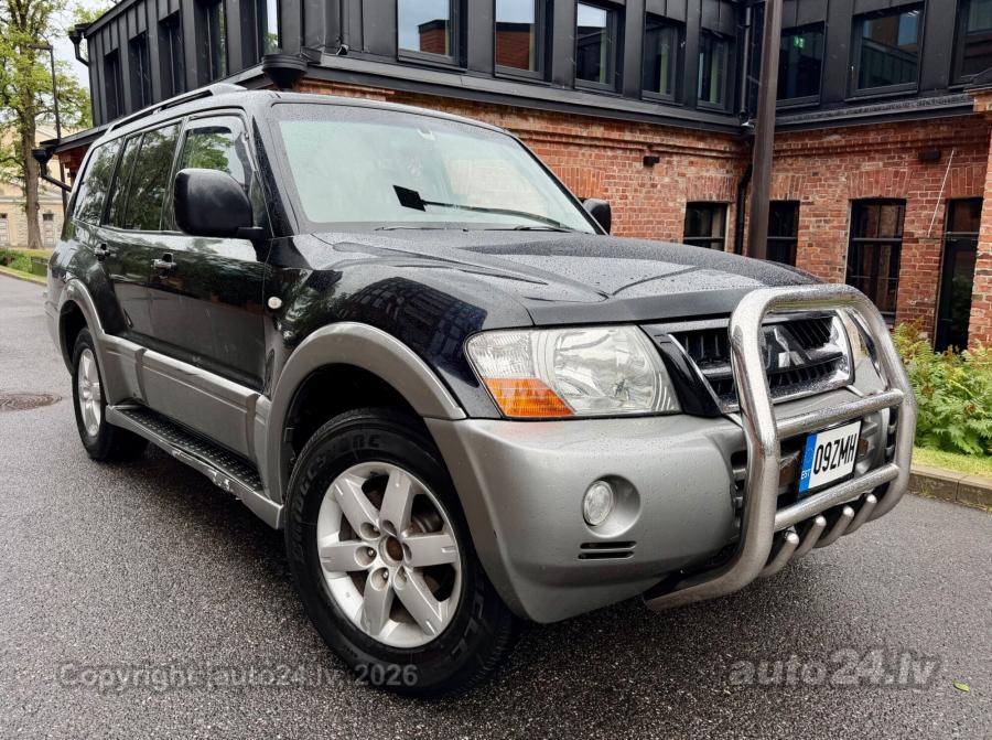 Melns Mitsubishi Pajero 2005 Tallina, ar dzinēja tilpumu 3.20 L un nobraukumu 300 tūkst. km par 4999 €, foto 3 vietnē AUTOMOTO.COM.LV