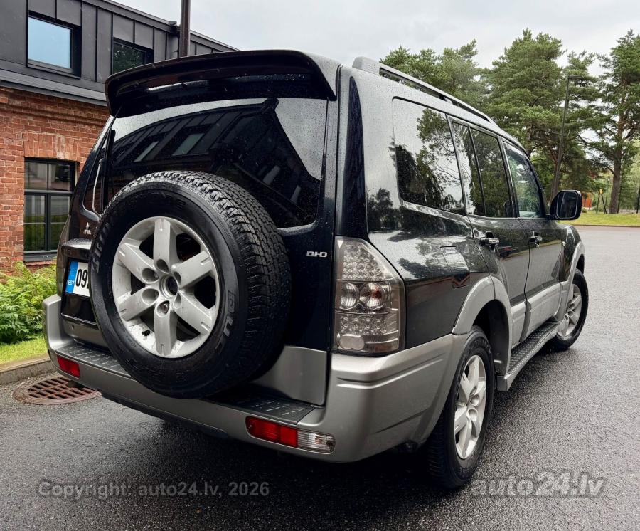 Melns Mitsubishi Pajero 2005 Tallina, ar dzinēja tilpumu 3.20 L un nobraukumu 300 tūkst. km par 4999 €, foto 4 vietnē AUTOMOTO.COM.LV