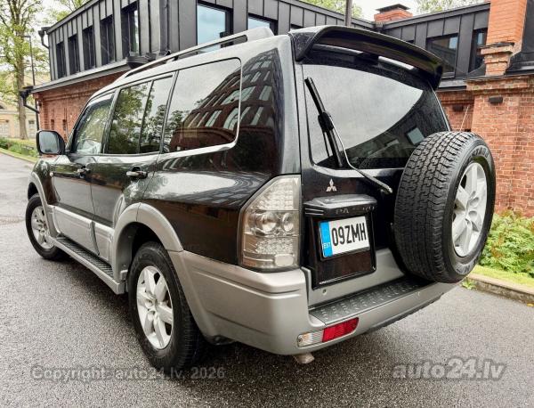 Melns Mitsubishi Pajero 2005 Tallina, ar dzinēja tilpumu 3.20 L un nobraukumu 300 tūkst. km par 4999 €, foto 4 vietnē AUTOMOTO.COM.LV