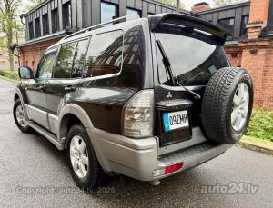 Melns Mitsubishi Pajero 2005 Tallina, ar dzinēja tilpumu 3.20 L un nobraukumu 300 tūkst. km par 4999 €, foto 5 vietnē AUTOMOTO.COM.LV