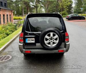 Melns Mitsubishi Pajero 2005 Tallina, ar dzinēja tilpumu 3.20 L un nobraukumu 300 tūkst. km par 4999 €, foto 7 vietnē AUTOMOTO.COM.LV