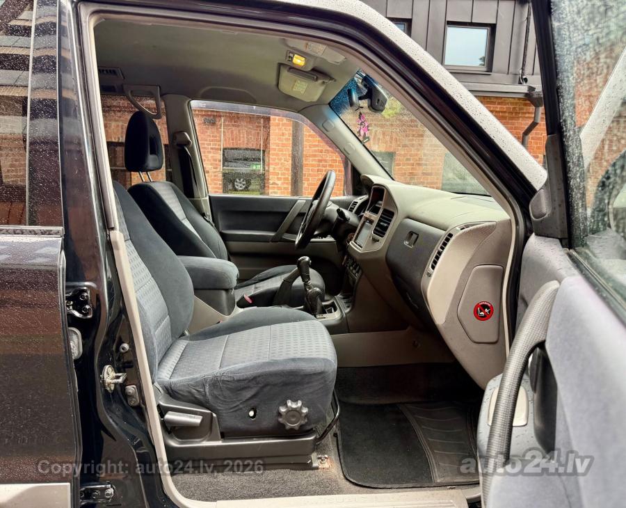 Melns Mitsubishi Pajero 2005 Tallina, ar dzinēja tilpumu 3.20 L un nobraukumu 300 tūkst. km par 4999 €, foto 10 vietnē AUTOMOTO.COM.LV
