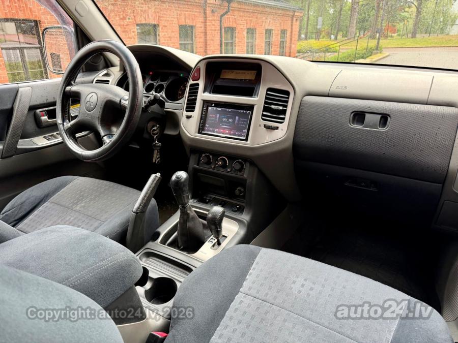 Melns Mitsubishi Pajero 2005 Tallina, ar dzinēja tilpumu 3.20 L un nobraukumu 300 tūkst. km par 4999 €, foto 11 vietnē AUTOMOTO.COM.LV