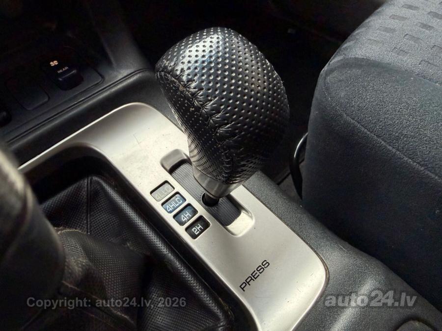 Melns Mitsubishi Pajero 2005 Tallina, ar dzinēja tilpumu 3.20 L un nobraukumu 300 tūkst. km par 4999 €, foto 19 vietnē AUTOMOTO.COM.LV