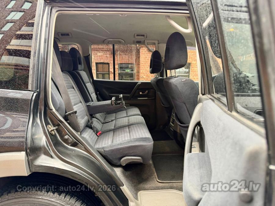 Melns Mitsubishi Pajero 2005 Tallina, ar dzinēja tilpumu 3.20 L un nobraukumu 300 tūkst. km par 4999 €, foto 20 vietnē AUTOMOTO.COM.LV