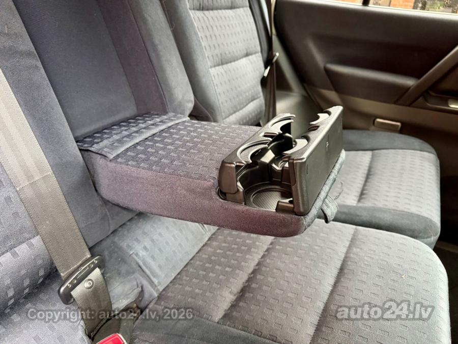 Melns Mitsubishi Pajero 2005 Tallina, ar dzinēja tilpumu 3.20 L un nobraukumu 300 tūkst. km par 4999 €, foto 22 vietnē AUTOMOTO.COM.LV