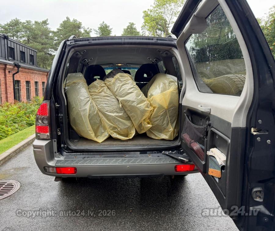 Melns Mitsubishi Pajero 2005 Tallina, ar dzinēja tilpumu 3.20 L un nobraukumu 300 tūkst. km par 4999 €, foto 23 vietnē AUTOMOTO.COM.LV