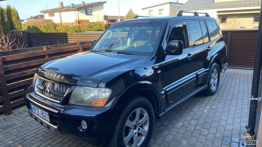 Black Mitsubishi Pajero 2006 in Klaipeda, with an engine capacity of 3.20 L and mileage of 314 thousand km for 4000 €, photo 2 on AUTOMOTO.COM.LV