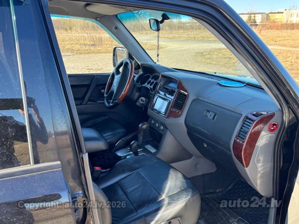 Melns Mitsubishi Pajero 2006 Narva, ar dzinēja tilpumu 3.20 L un nobraukumu 500 tūkst. km par 5000 €, foto 5 vietnē AUTOMOTO.COM.LV