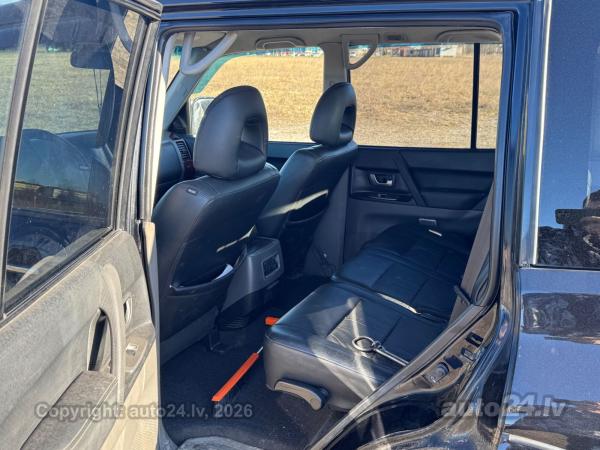 Melns Mitsubishi Pajero 2006 Narva, ar dzinēja tilpumu 3.20 L un nobraukumu 500 tūkst. km par 5000 €, foto 6 vietnē AUTOMOTO.COM.LV
