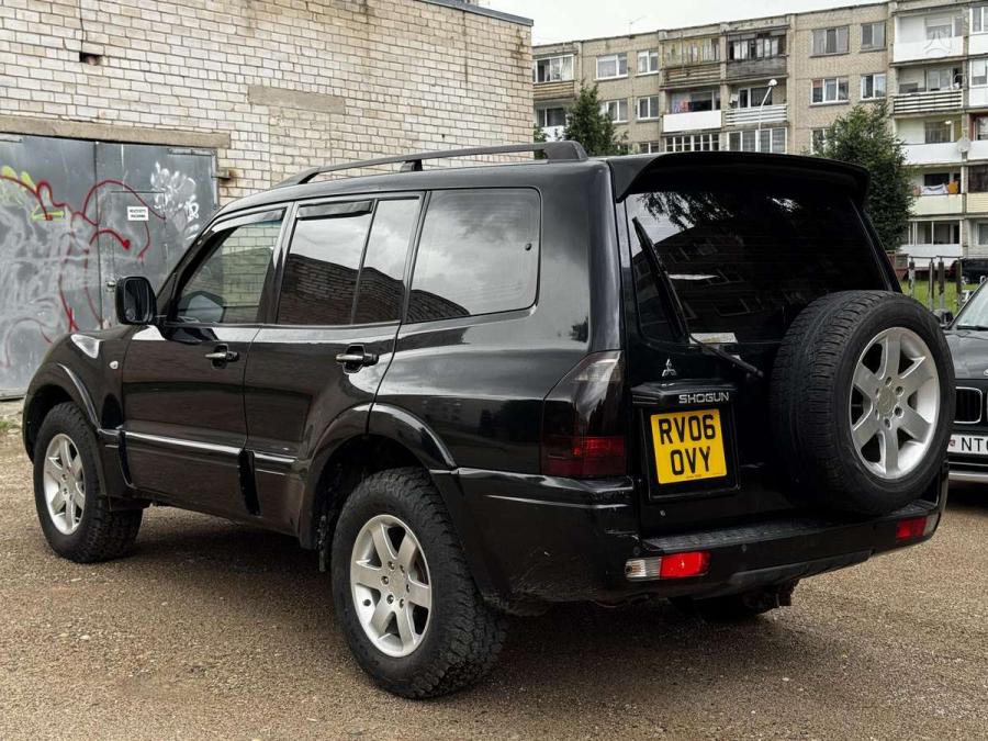 Black Mitsubishi Pajero 2006 in Ukmerge, with an engine capacity of 2.50 L and mileage of 150 thousand km for 1900 €, photo 1 on AUTOMOTO.COM.LV