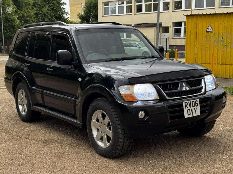 Black Mitsubishi Pajero 2006 in Ukmerge, with an engine capacity of 2.50 L and mileage of 150 thousand km for 1900 €, photo 5 on AUTOMOTO.COM.LV