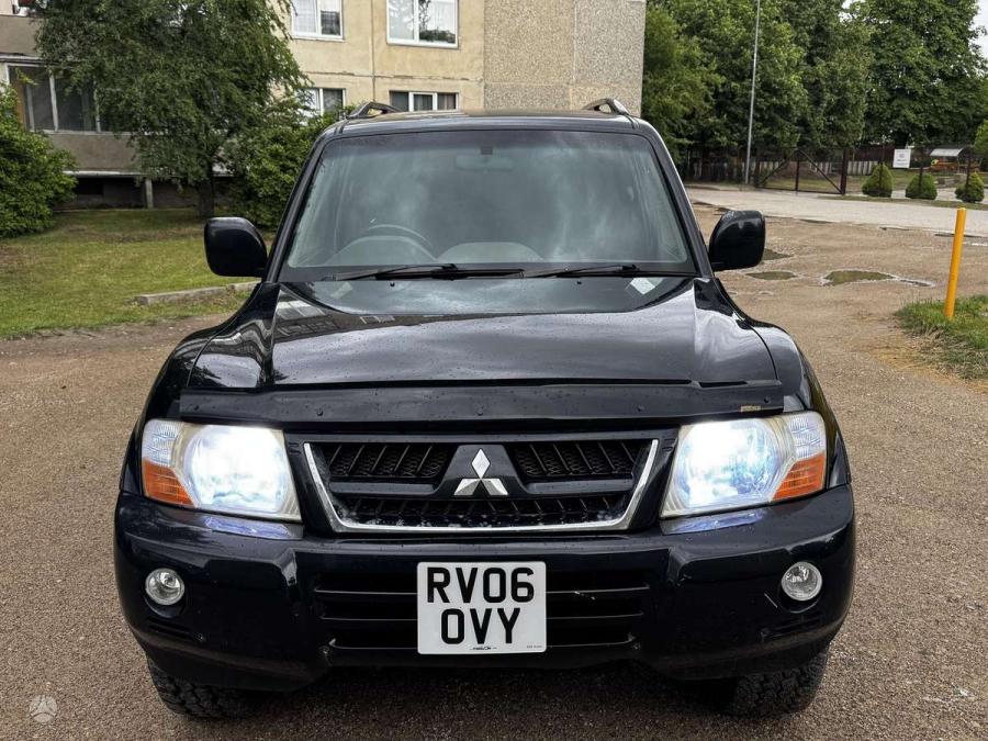Black Mitsubishi Pajero 2006 in Ukmerge, with an engine capacity of 2.50 L and mileage of 150 thousand km for 1900 €, photo 6 on AUTOMOTO.COM.LV