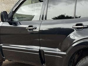 Black Mitsubishi Pajero 2006 in Ukmerge, with an engine capacity of 2.50 L and mileage of 150 thousand km for 1900 €, photo 8 on AUTOMOTO.COM.LV