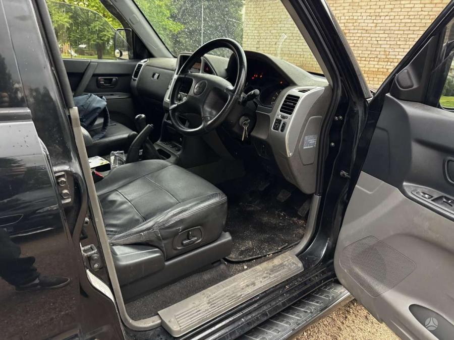 Black Mitsubishi Pajero 2006 in Ukmerge, with an engine capacity of 2.50 L and mileage of 150 thousand km for 1900 €, photo 9 on AUTOMOTO.COM.LV
