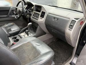 Melns Mitsubishi Pajero 2006 Viļņa, ar dzinēja tilpumu 3.20 L un nobraukumu 408 tūkst. km par 2450 €, foto 14 vietnē AUTOMOTO.COM.LV