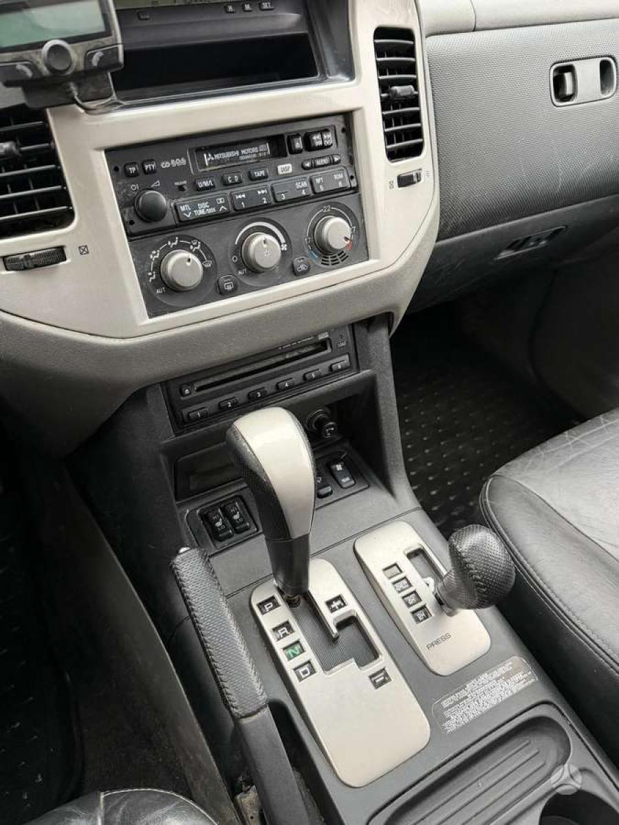Melns Mitsubishi Pajero 2006 Viļņa, ar dzinēja tilpumu 3.20 L un nobraukumu 408 tūkst. km par 2450 €, foto 15 vietnē AUTOMOTO.COM.LV