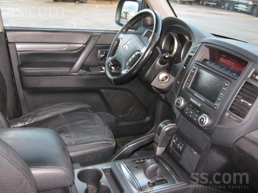 Black Mitsubishi Pajero 2007 in Riga, with an engine capacity of 3.20 L and mileage of 368 thousand km for 6000 €, photo 6 on AUTOMOTO.COM.LV