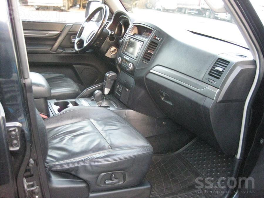 Black Mitsubishi Pajero 2007 in Riga, with an engine capacity of 3.20 L and mileage of 368 thousand km for 6000 €, photo 7 on AUTOMOTO.COM.LV