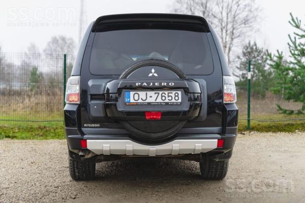 Melns Mitsubishi Pajero 2007 Rīga, ar dzinēja tilpumu 3.20 L un nobraukumu 334 tūkst. km par 7290 €, foto 5 vietnē AUTOMOTO.COM.LV