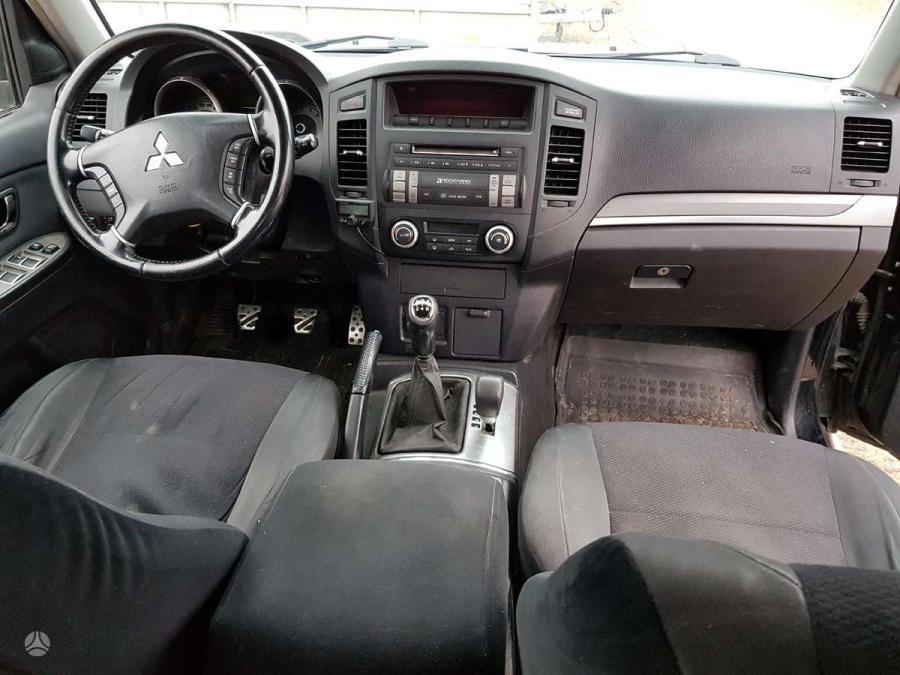 Black Mitsubishi Pajero 2007 in Vilnius, with an engine capacity of 3.20 L and mileage of 446 thousand km for 5200 €, photo 1 on AUTOMOTO.COM.LV
