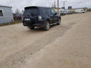 Black Mitsubishi Pajero 2007 in Vilnius, with an engine capacity of 3.20 L and mileage of 446 thousand km for 5200 €, photo 7 on AUTOMOTO.COM.LV
