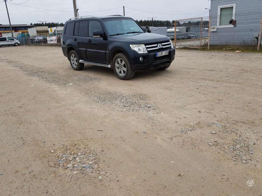 Black Mitsubishi Pajero 2007 in Vilnius, with an engine capacity of 3.20 L and mileage of 446 thousand km for 5200 €, photo 8 on AUTOMOTO.COM.LV