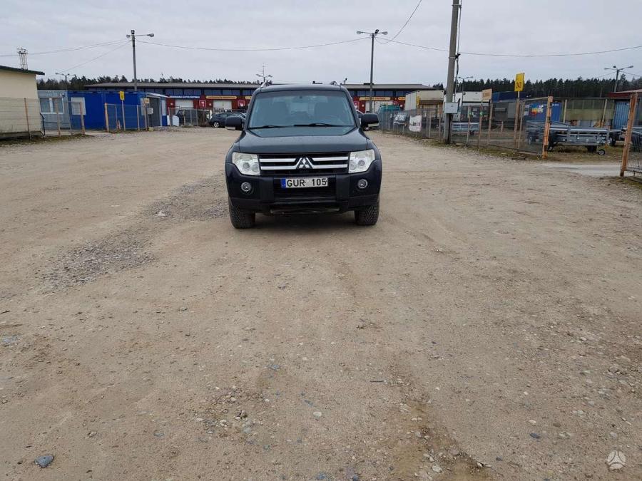 Black Mitsubishi Pajero 2007 in Vilnius, with an engine capacity of 3.20 L and mileage of 446 thousand km for 5200 €, photo 9 on AUTOMOTO.COM.LV