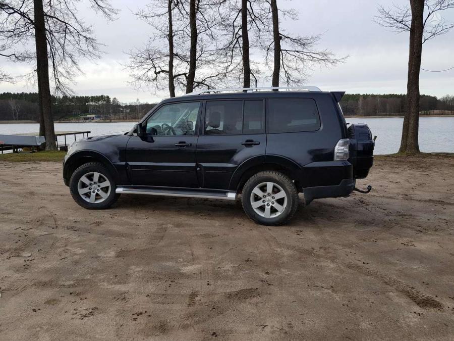 Black Mitsubishi Pajero 2007 in Vilnius, with an engine capacity of 3.20 L and mileage of 446 thousand km for 5200 €, photo 11 on AUTOMOTO.COM.LV